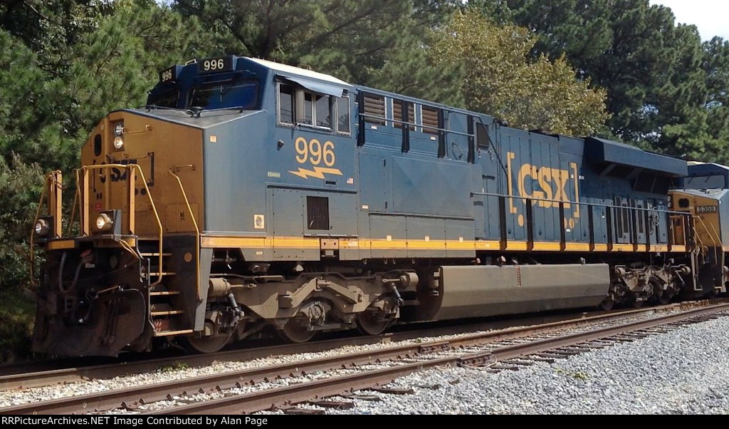 CSX ES44AC-H 996 rolls out to clear a switch
